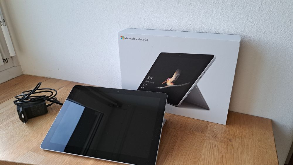 Microsoft Surface Go Tablet 64GB/4GB RAM mit Zubehör | Kaufen auf Ricardo
