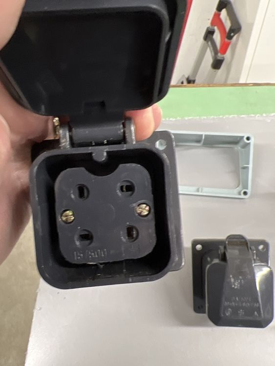 Einbau-Steckdosen J25/J15 4/5pol (Gebraucht) in Nänikon für CHF 20 – mit Lieferung auf Ricardo ...