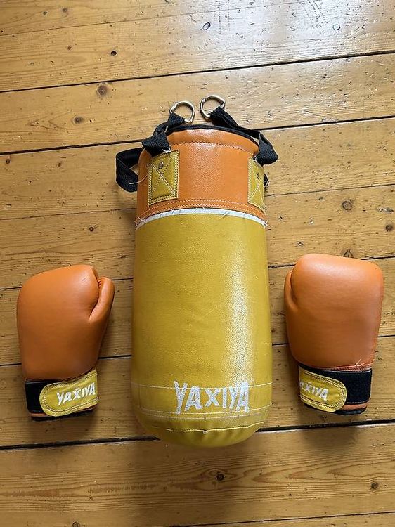 Boxsack mit Boxhandschuhe (Gebraucht) in Hausen AG für CHF 15 – mit ...