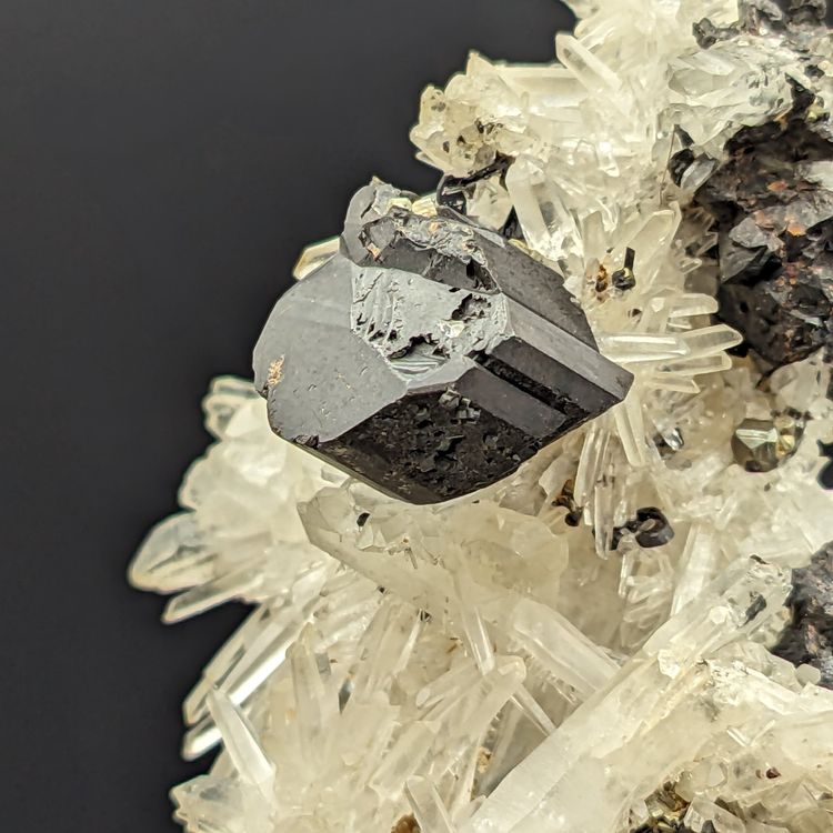 HUBNERIT und GOLDENER PYRIT mit HYALINQUARZ, Sehr selten | Kaufen auf ...