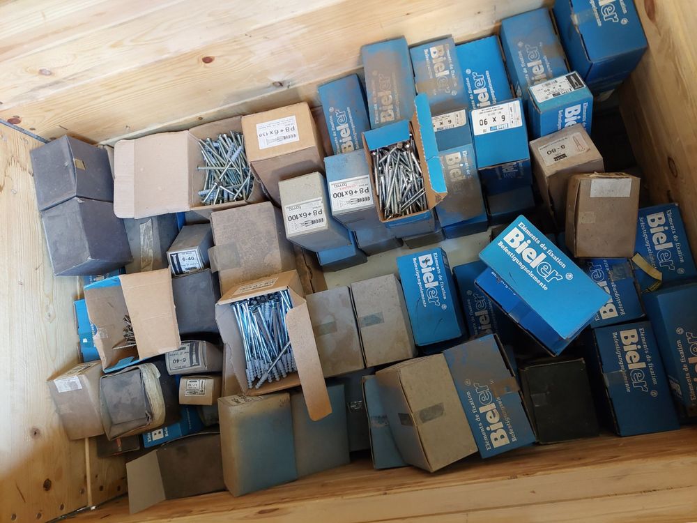 Viele Schrauben ca 80-100KG Ab 1.- (Gebraucht) in Unteriberg für CHF 3 – nur Abholung auf ...