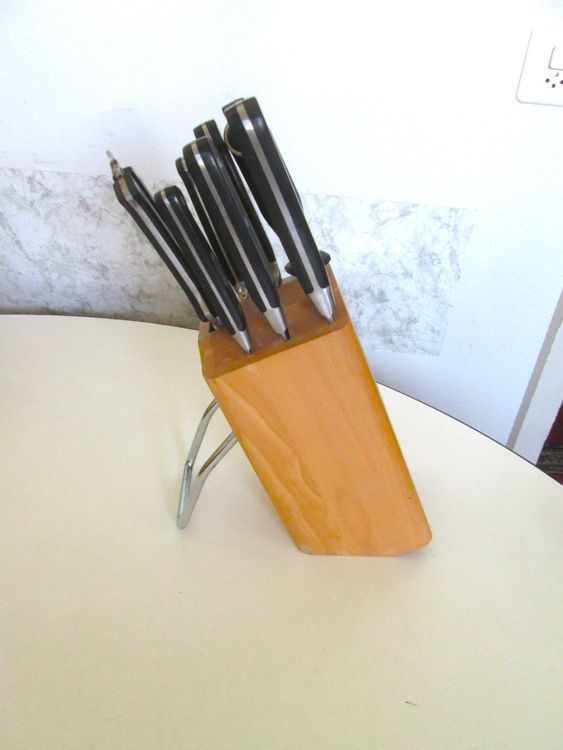 Holzblock mit Messern (Gebraucht) in Sementina für CHF 10 – mit Lieferung auf Ricardo kaufen