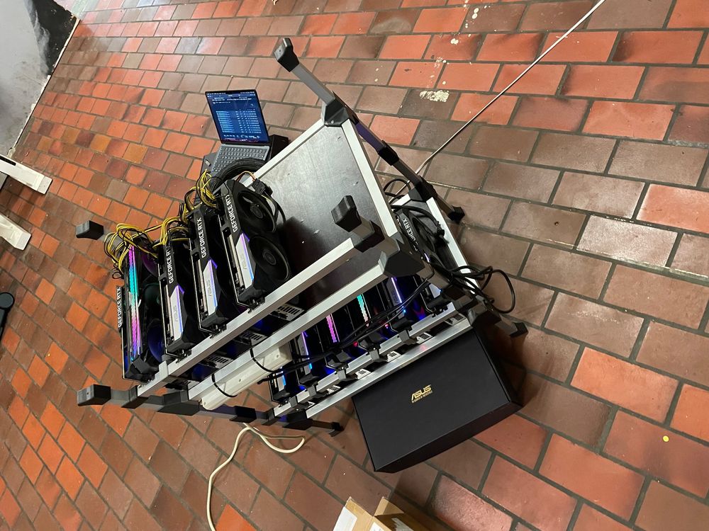 Mining Rig 10 x 3070 GPU‘S / + Teile aus 3 Drucker (Gebraucht) in ...