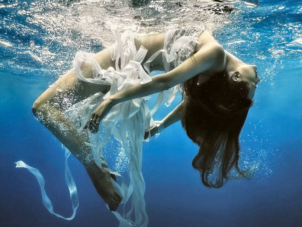 Floating Beauty Art Print | Kaufen auf Ricardo