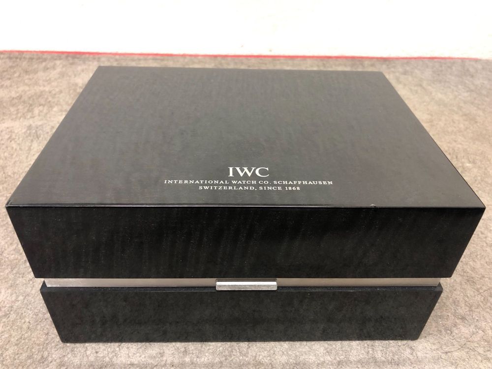 IWC Edelholzbox (Defekt) in Schaffhausen für CHF 306 – mit Lieferung ...
