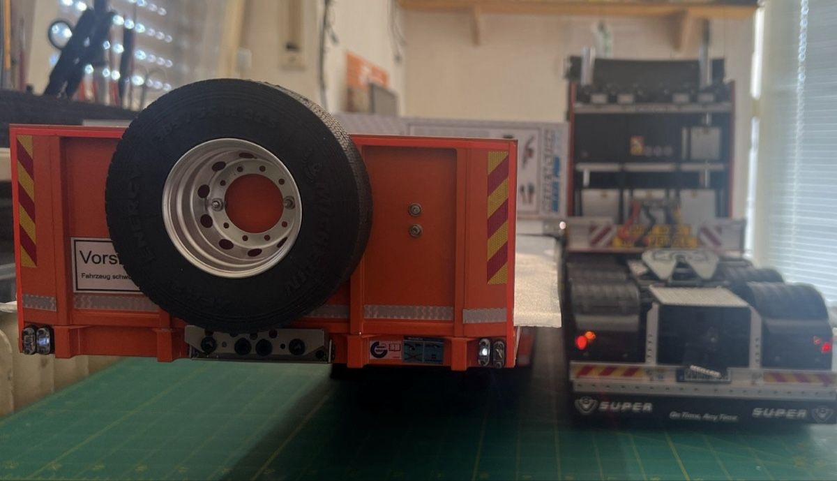 RC 1/14 Scania 770 SLT S 8x4 mit Fury Bear Sattelauflieger (Neu (gemäss ...