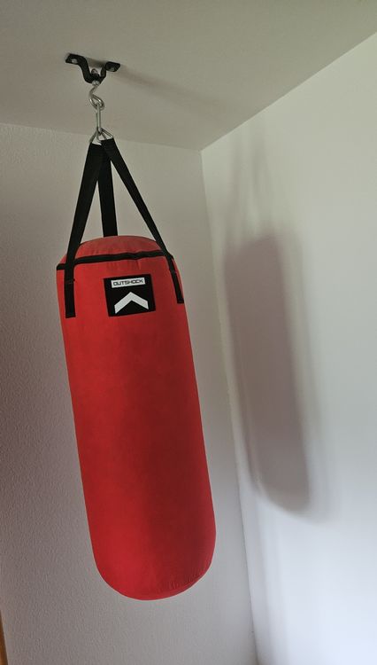 Roter Boxsack, guter Zustand, für Training zuhause 💪 (Gebraucht) in ...