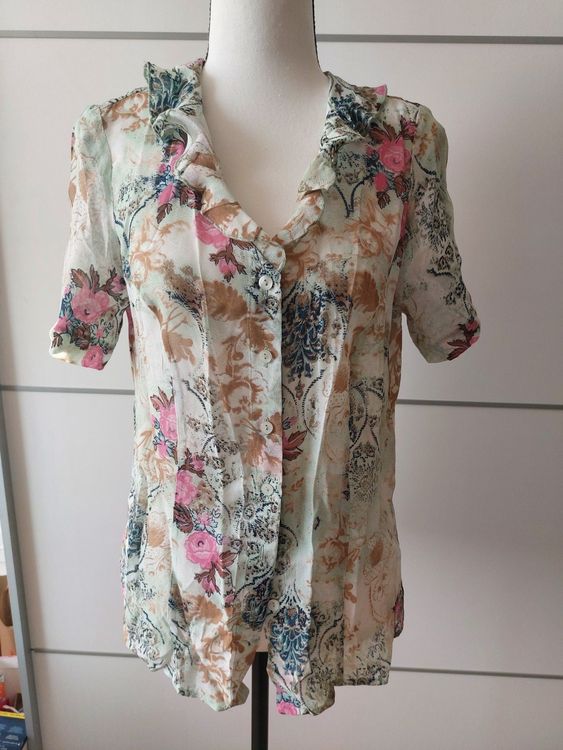 Sommerliche Bluse mit Rüschenkragen (Gebraucht) in Basel für CHF 10 – mit Lieferung auf Ricardo ...