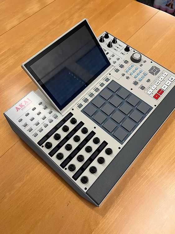 AKAI MPCX SE (neuwertig, mit viel Zubehör) (Gebraucht) in Langenthal für CHF 1190 – nur Abholung ...