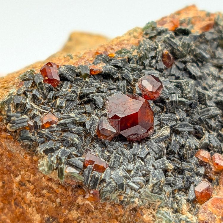 HESSONIT Roter GRANAT mit CLINOCHLOR, Italien (Nuovo (secondo la ...