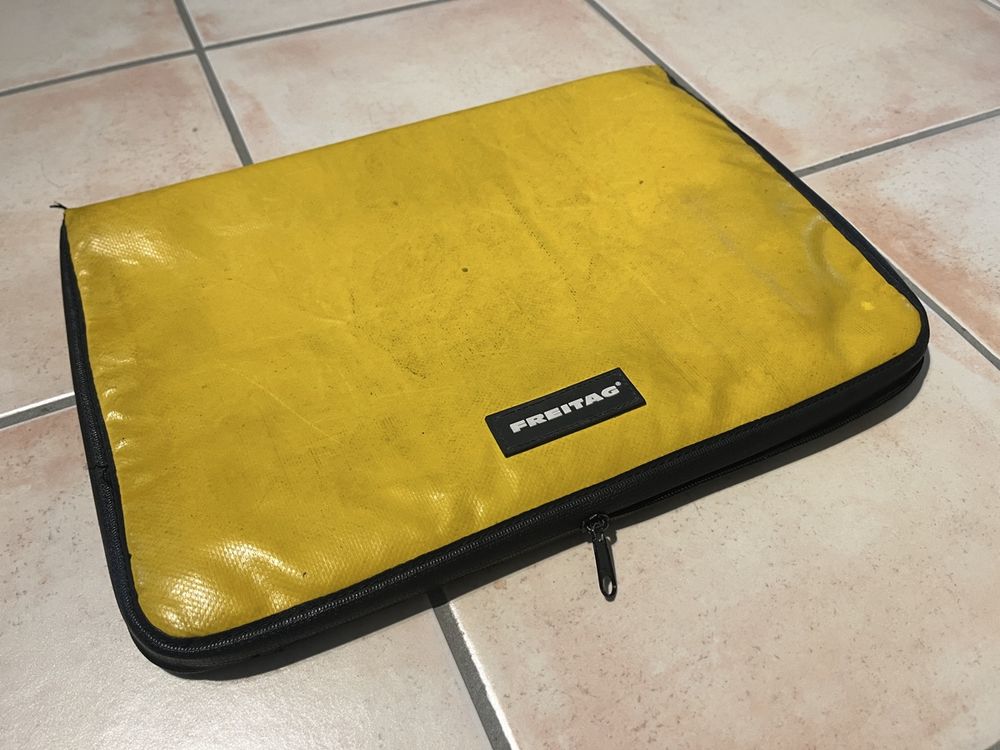 Freitag Laptop Tasche Hülle Kult 15Zoll (Defekt) in Bern für CHF 1 ...