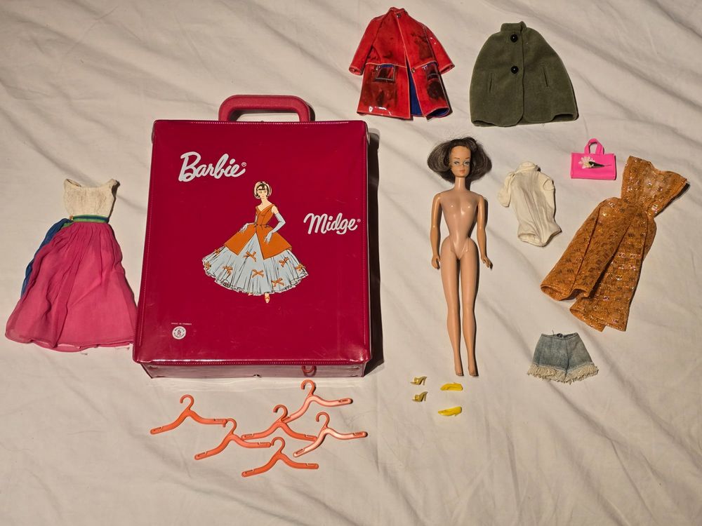 Barbie Vintage 1960s avec valise et vêtements variés (D'occasion) à versoix pour CHF 440 – avec ...
