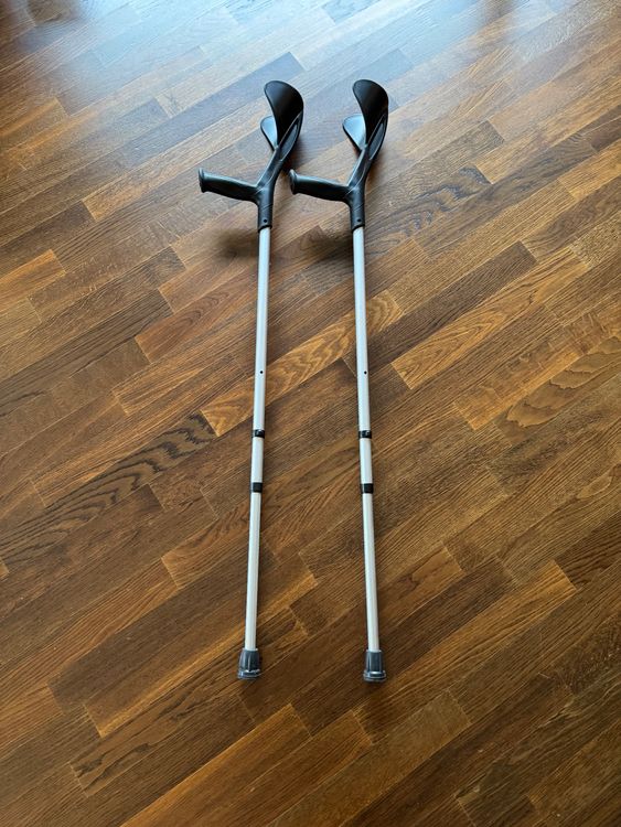 Krücken / Gehilfe Schwarz (Gebraucht) in Zürich für CHF 5 – nur ...
