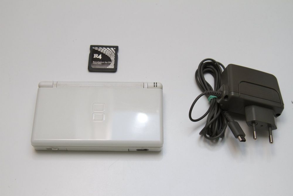 Nintendo DS lite mit R4 Revolution Karte (Gebraucht) in Basel für CHF ...