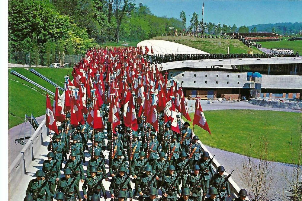 EXPO 1964 Défilee der Schweizer Armee mit Standarden Fahnen (Gebraucht ...