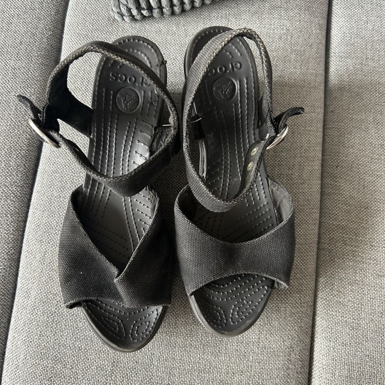 CROCS sandales compensées noires 🖤 38 (D'occasion) à Fribourg pour CHF ...