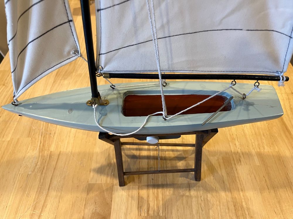 Segelboot Modell aus Holz mit Ständer (Gebraucht) in Uster für CHF 10 ...