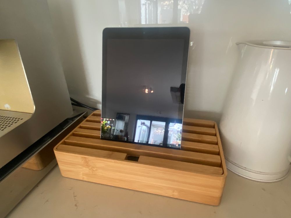 Ladestation ALLDOCK aus Bambus (Gebraucht) in Zürich für CHF 28 – mit Lieferung auf Ricardo kaufen