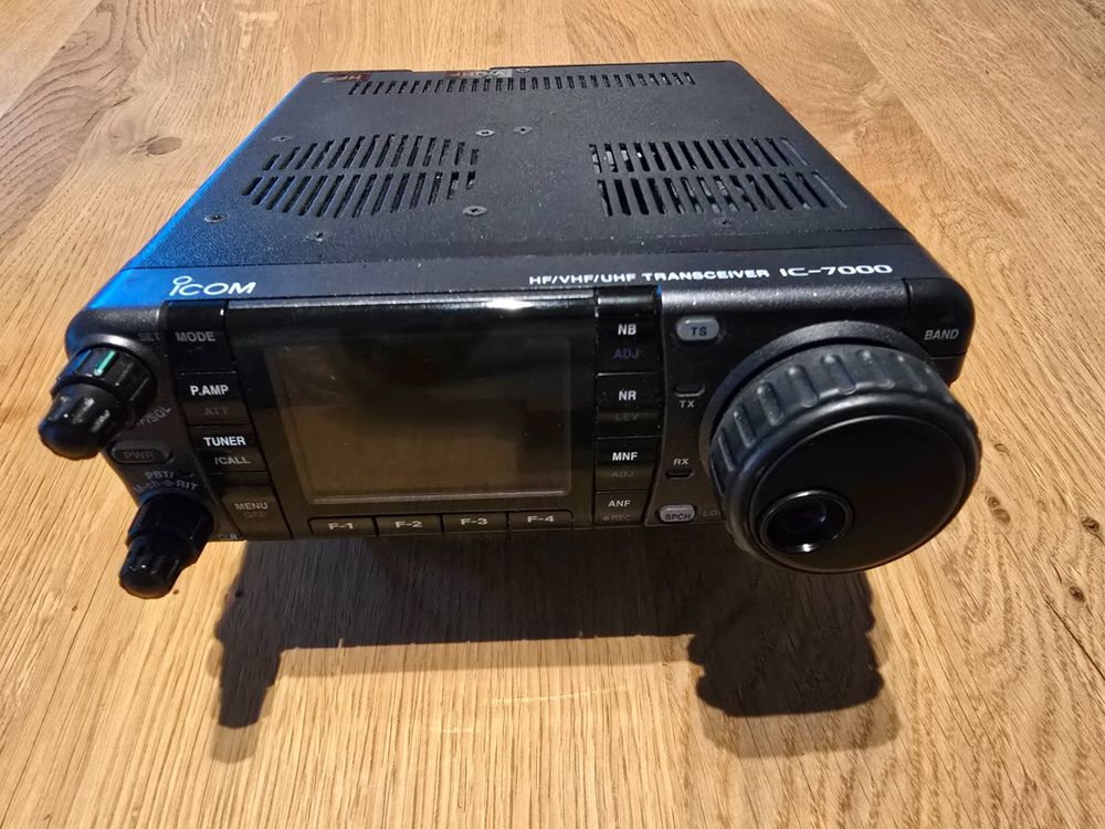Icom IC-7000 HF/VHF/UHF Transceiver - Top Zustand! (Gebraucht) in ...