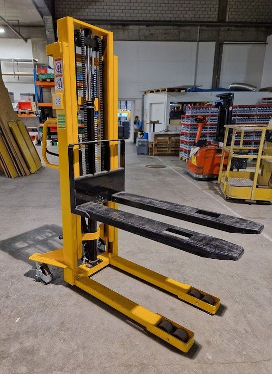 Hand Gabelstapler 2.5m Hub (Gebraucht) in Kestenholz für CHF 800 – nur ...
