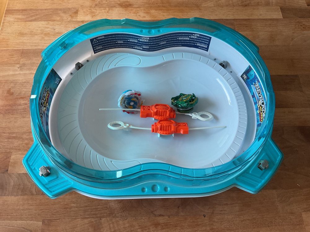 Beyblade Burst Arena mit 2 Kreiseln (Gebraucht) in Dielsdorf für CHF 11 ...