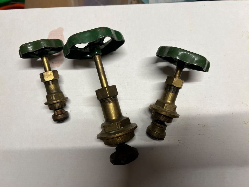 3 Messing Ventile mit grünen Griffen, Vintage (Gebraucht) in Niederrohrdorf für CHF 87 – mit ...