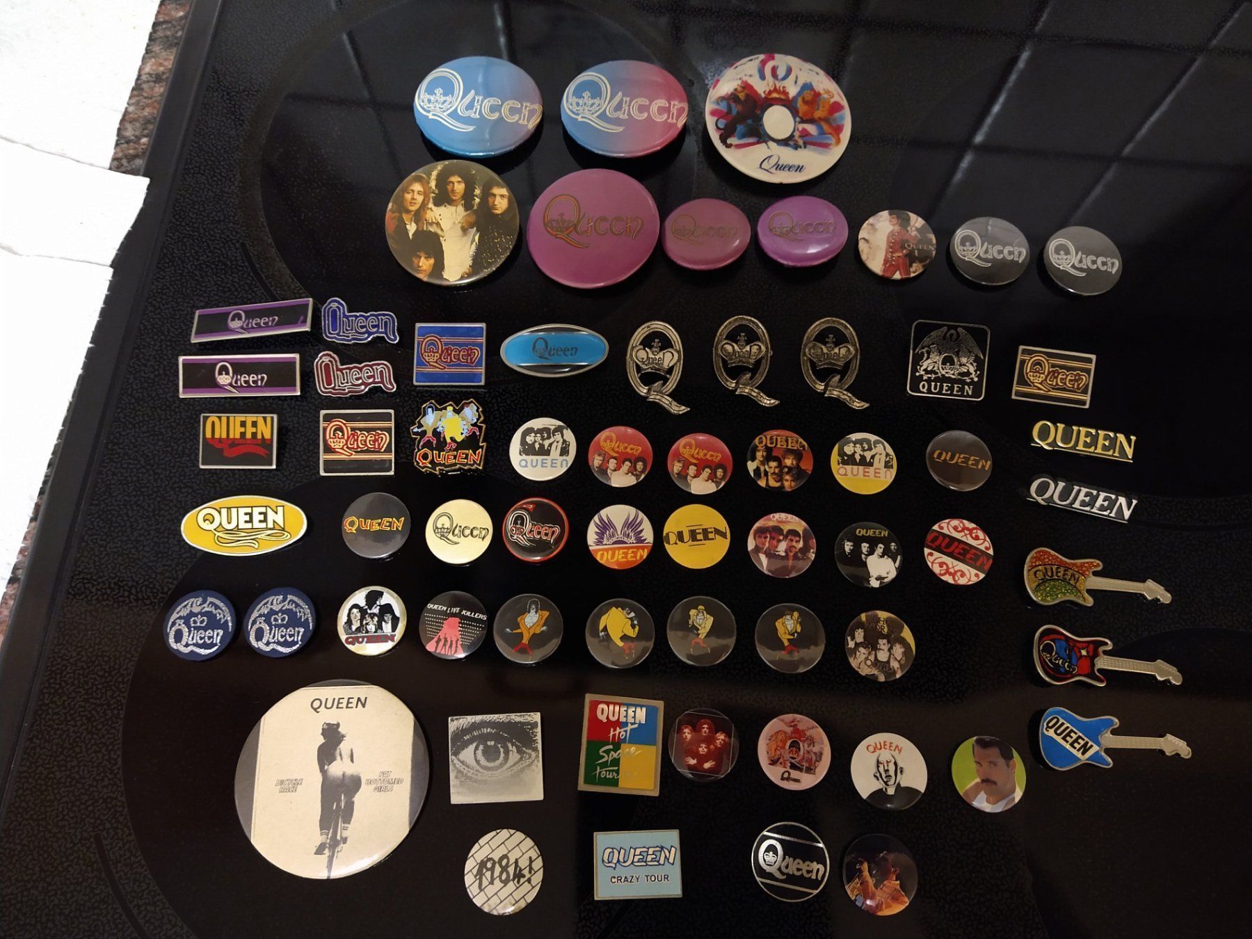 115 QUEEN und F. Mercury Buttons / Pins, sehr guter Zustand (Neu ...
