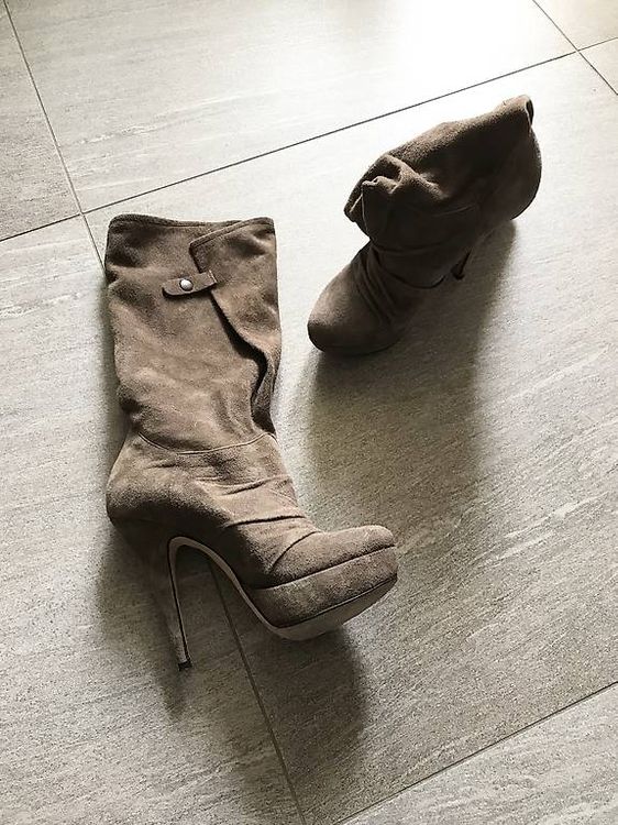 Stivaletti scamosciati marroncini con tacco e plateau (Usato) a Loco ...