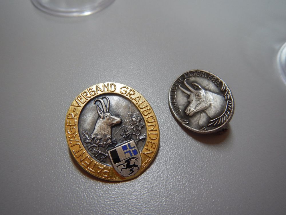 Abzeichen: 2 x Jäger (Gebraucht) in Wolfenschiessen für CHF 1 – mit ...