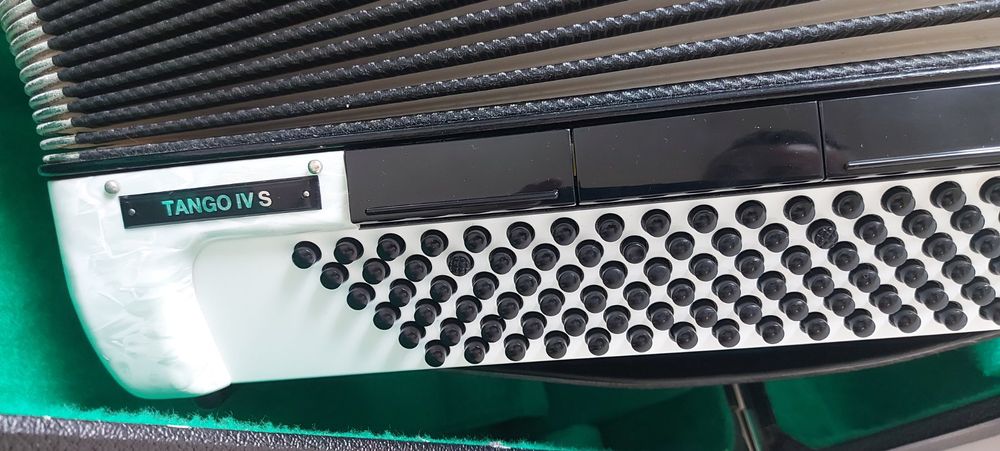 Hohner Tango IV S Akkordeon 96-bass 9.3 kg. inkl. koffer (Gebraucht) in ...