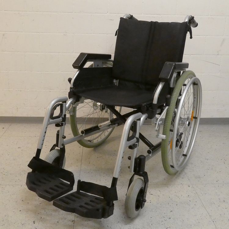 Rollstuhl B&B, SB 46 cm, Zusatzbremsen, nur CHF 219 (Gebraucht) in Lengnau für CHF 219 – mit ...