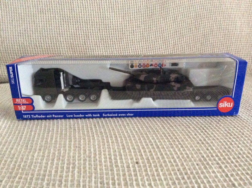 SIKU Tieflader mit Panzer. Neu (Neu und originalverpackt) in Othmarsingen für CHF 8 – mit ...