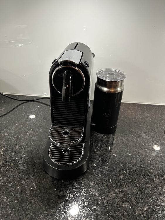 Nespresso Kaffeemaschine inklusive Milchschäumer (Gebraucht) in Wolfhausen für CHF 34 – mit ...