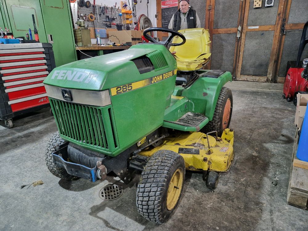 Tracteur tondeuse John Deere 285 (Défectueux) à Châtelard-p-Romont pour ...
