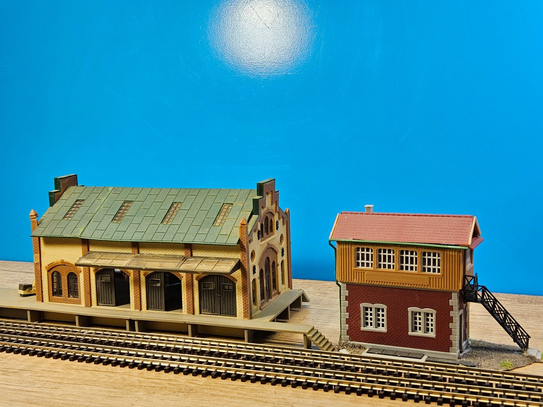 Güterschuppen von Faller _ und _ Stellwerk von Kibri Spur N (Gebraucht ...