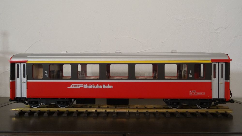 LGB 3067, RhB, 1 Kl. Personenwagen, EW I, rot, Vitrine (Neu (gemäss Beschreibung)) in Kloten für ...