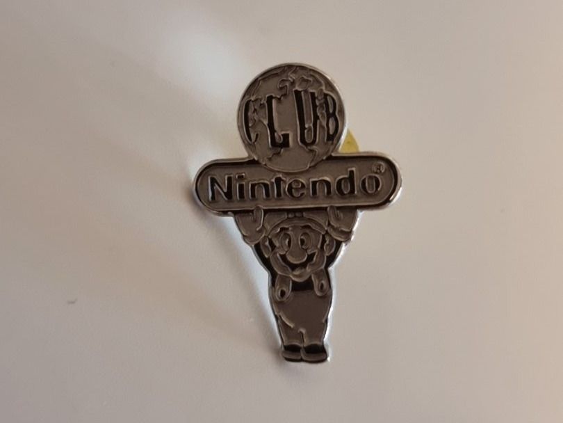 Club Nintendo Pin (Neu (gemäss Beschreibung)) in Ebnet für CHF 5 – mit ...