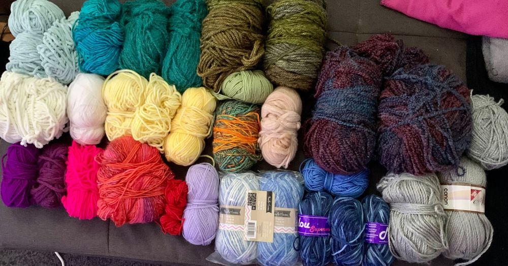 32 verschiedene Wollknäuel kunterbunt | Kaufen auf Ricardo
