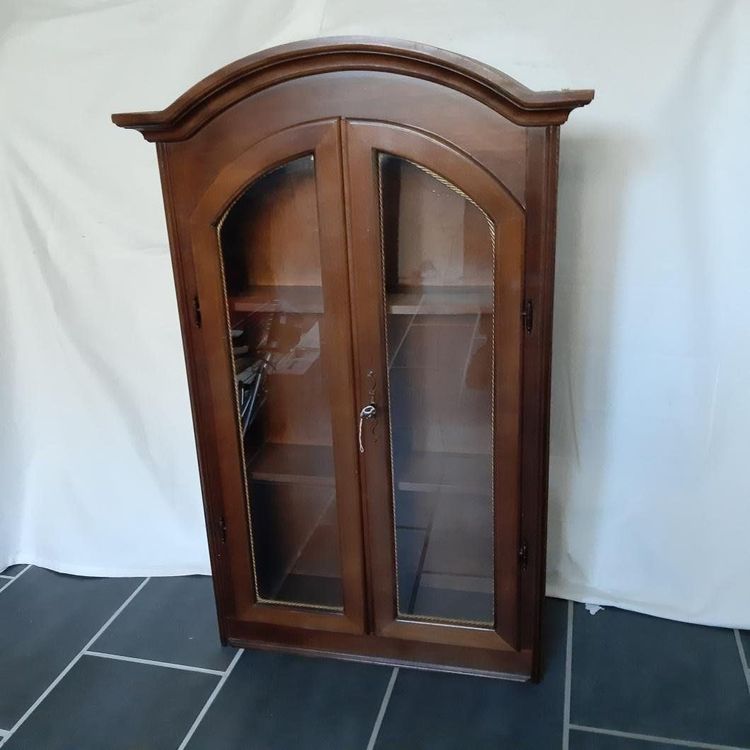 Schöne Vitrine (Gebraucht) in Glattfelden für CHF 5 – mit Lieferung auf ...