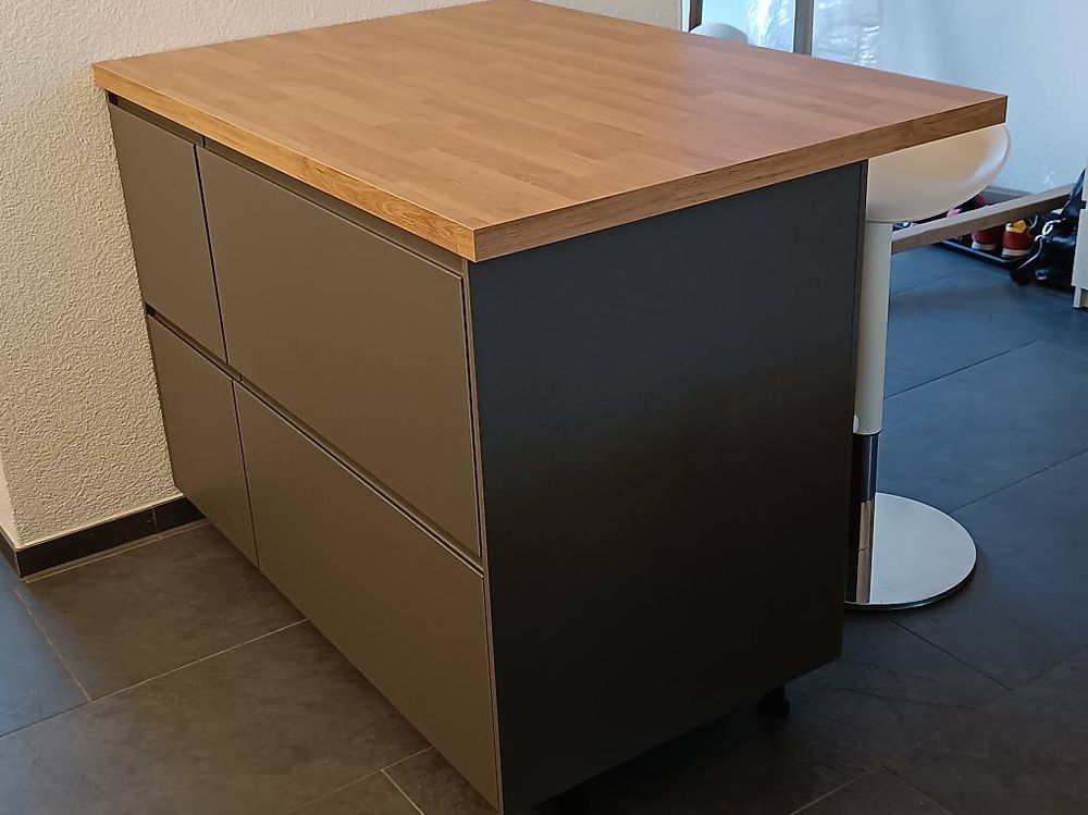IKEA Kücheninsel Grau + 2 JANINGE Barhocker Top Zustand! (Gebraucht) in ...
