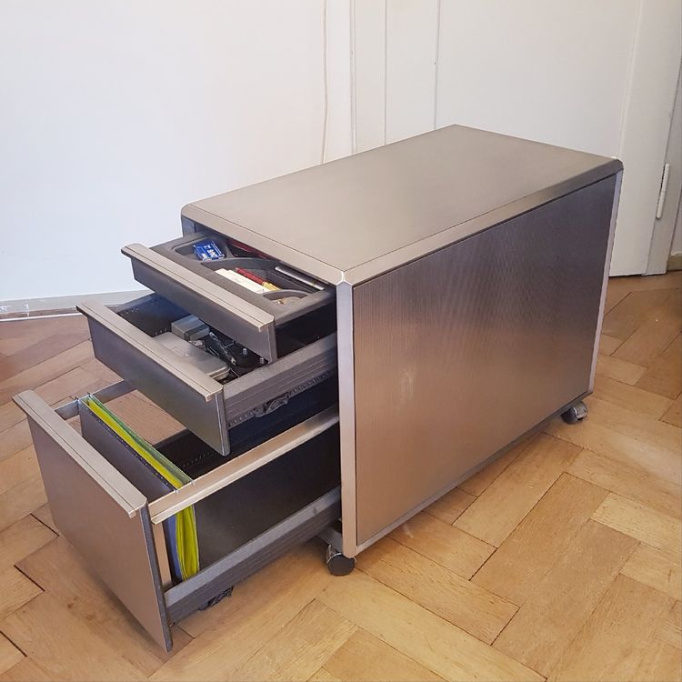 Büro-Container mit silbrigem Rillendesign auf Rollen | Kaufen auf Ricardo