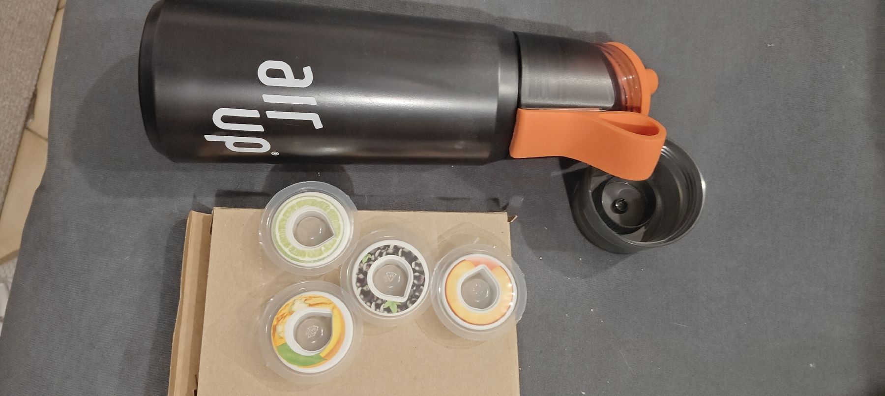 Bouteille Air Up grise avec 4 pods fruités neufs (Gebraucht) in Chailly ...