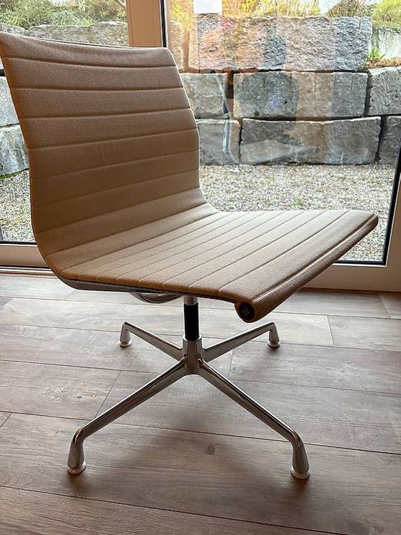 Vitra Eames EA106 Aluminium Chair (beige) (Gebraucht) in Luzern für CHF 699 – nur Abholung auf ...