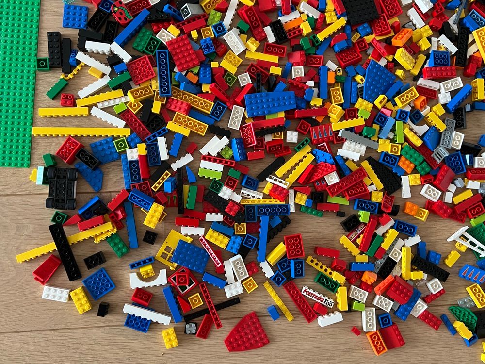 Legosteine mit 2 Platten, 4 Figuren inkl Box ca 2.3kg ab 1.- (Gebraucht ...