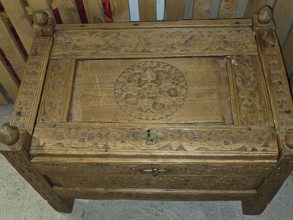 Coffre ancien sculpté (Gebraucht) in Lausanne für CHF 265 – nur Abholung auf Ricardo kaufen