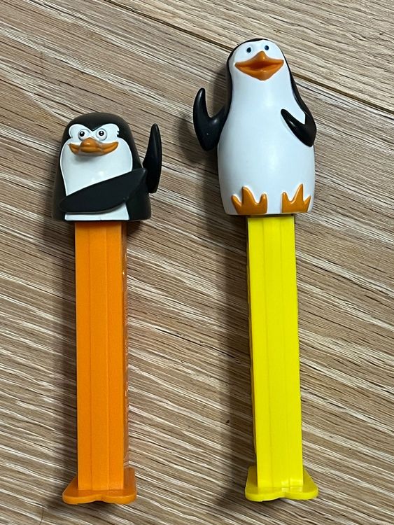 🐧 Zwei PEZ Spender Pinguine aus Madagascar, Top Zustand! 🐧 (Gebraucht ...