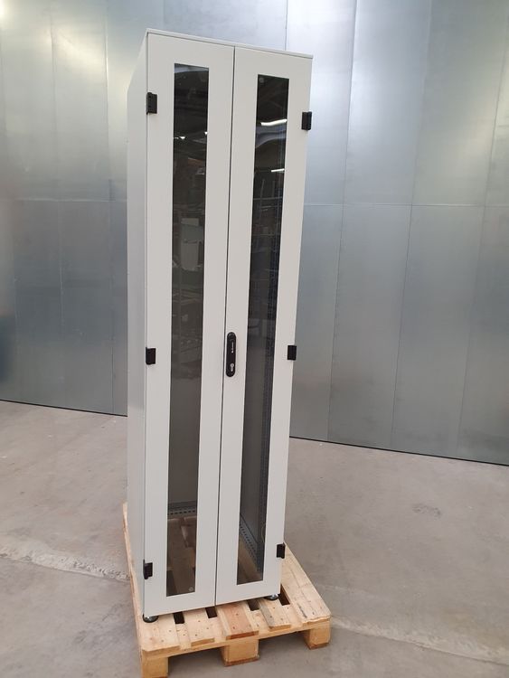 *TOP* Netzwerkgehäuse, Netzwerkschrank - 47HE hoch - riesig! | Kaufen ...