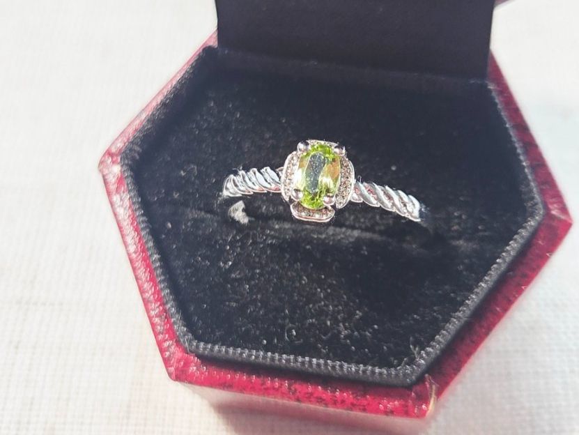 NEW - Silver Plated Peridot Ring (Adjustable) (Neu (gemäss Beschreibung ...