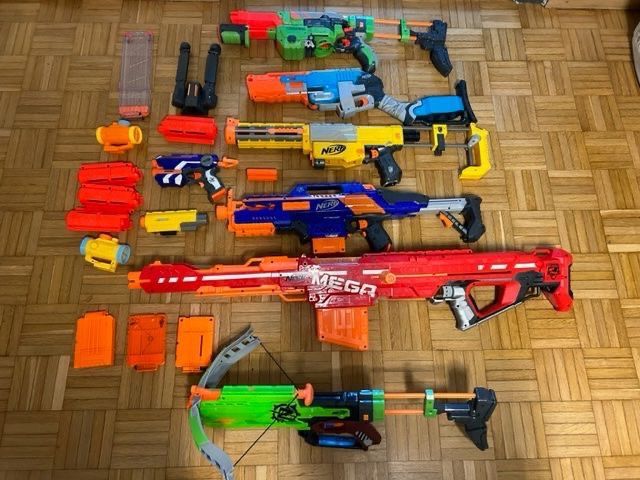 7 Nerf Waffen mit allerlei Zubehör (Gebraucht) in Jona für CHF 36 – mit ...