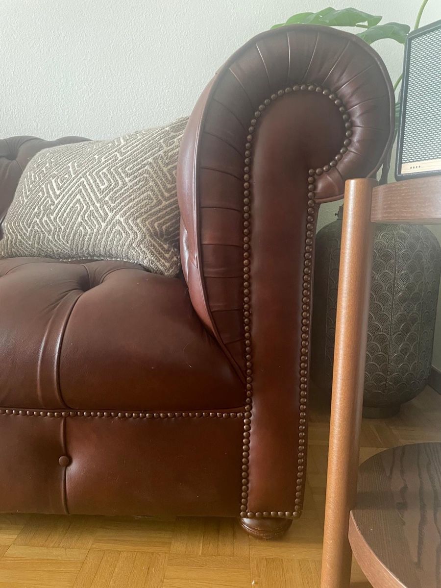 Canapé Chesterfield en cuir bordeaux - Style Anglais! (D'occasion) à ...